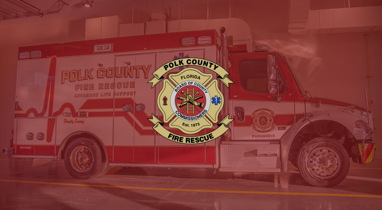 El Cuerpo de Bomberos del Condado Polk County Government combate el incendio de una vivienda en ...